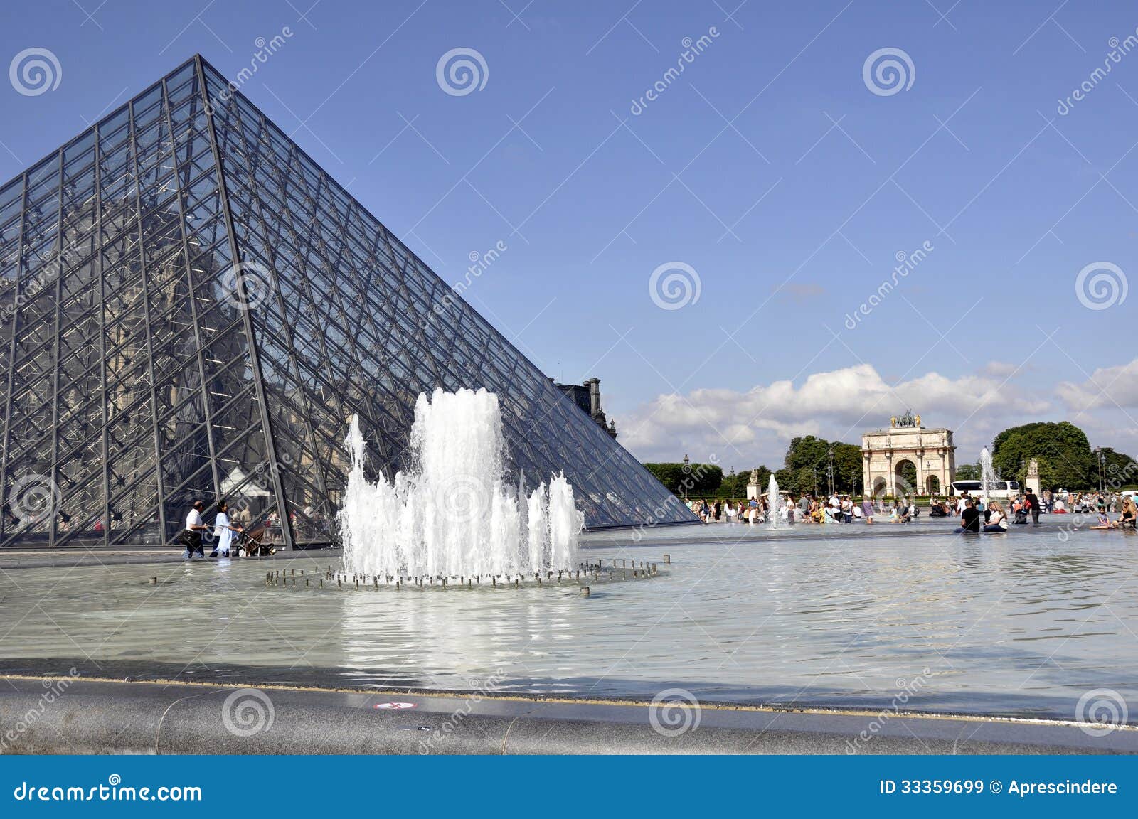 Louvre de pyramide - Paris image stock éditorial. Image du histoire ...
