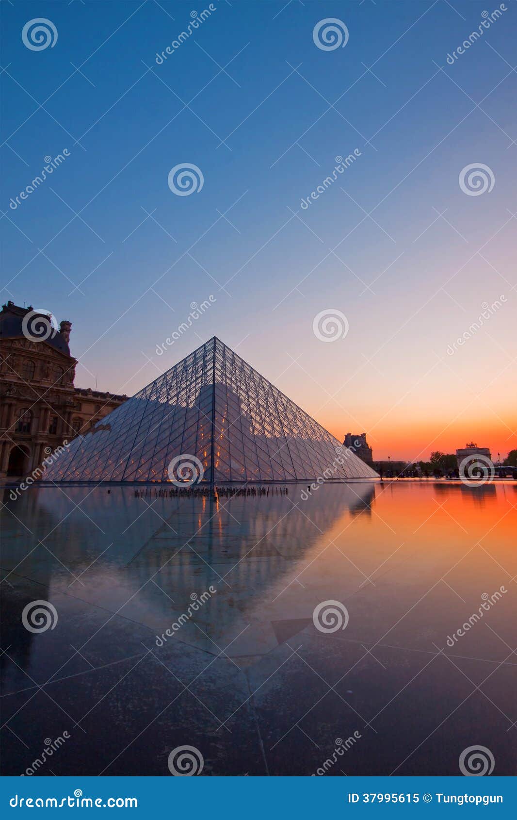 Louvre at dusk editorial image. Image of building, exhibition - 37995615