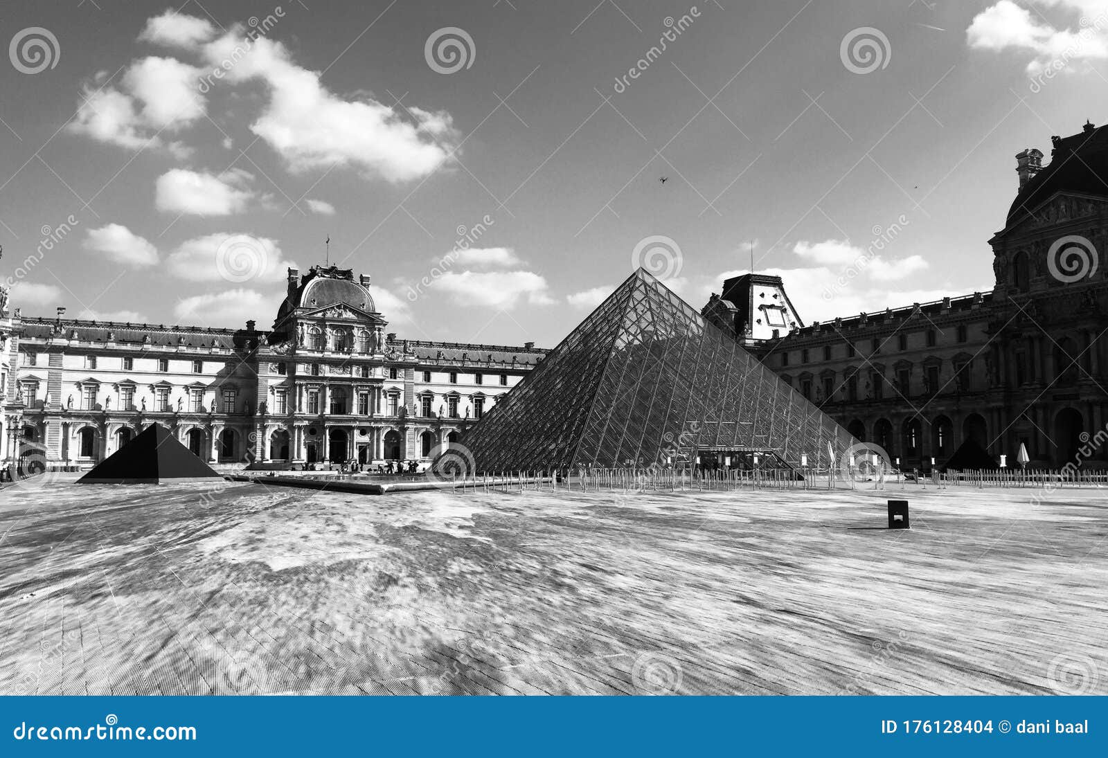 Empty Paris editorial stock image. Image of louvrepyramid - 176128404