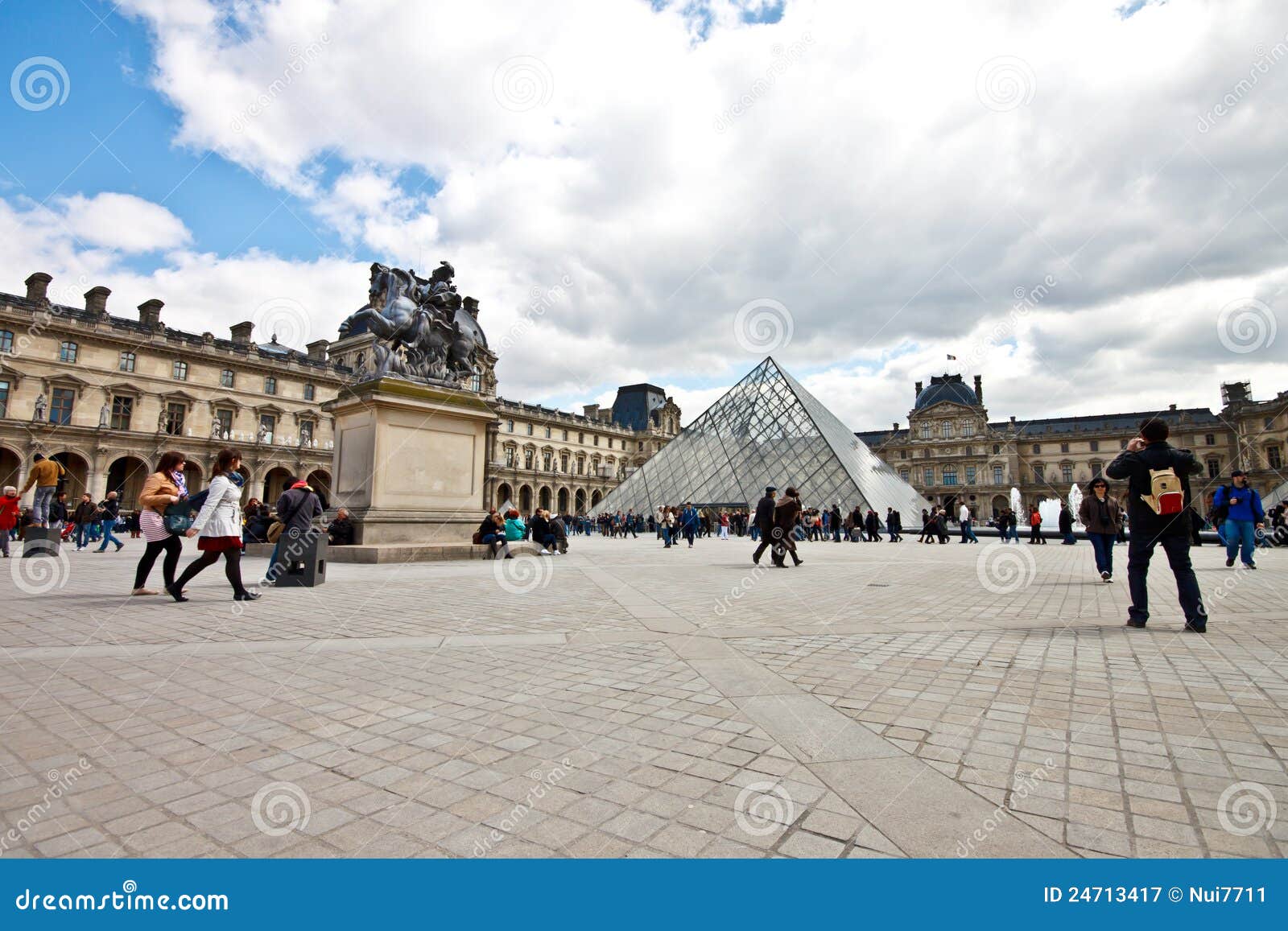 Louvre Museum in Sunny Day 1 Editorial Photography - Image of crowd ...