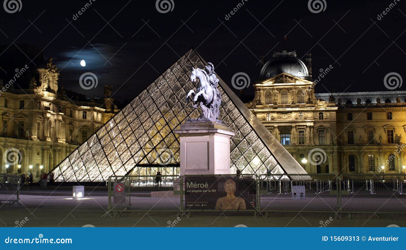Louvre in the night editorial stock photo. Image of moon - 15609313