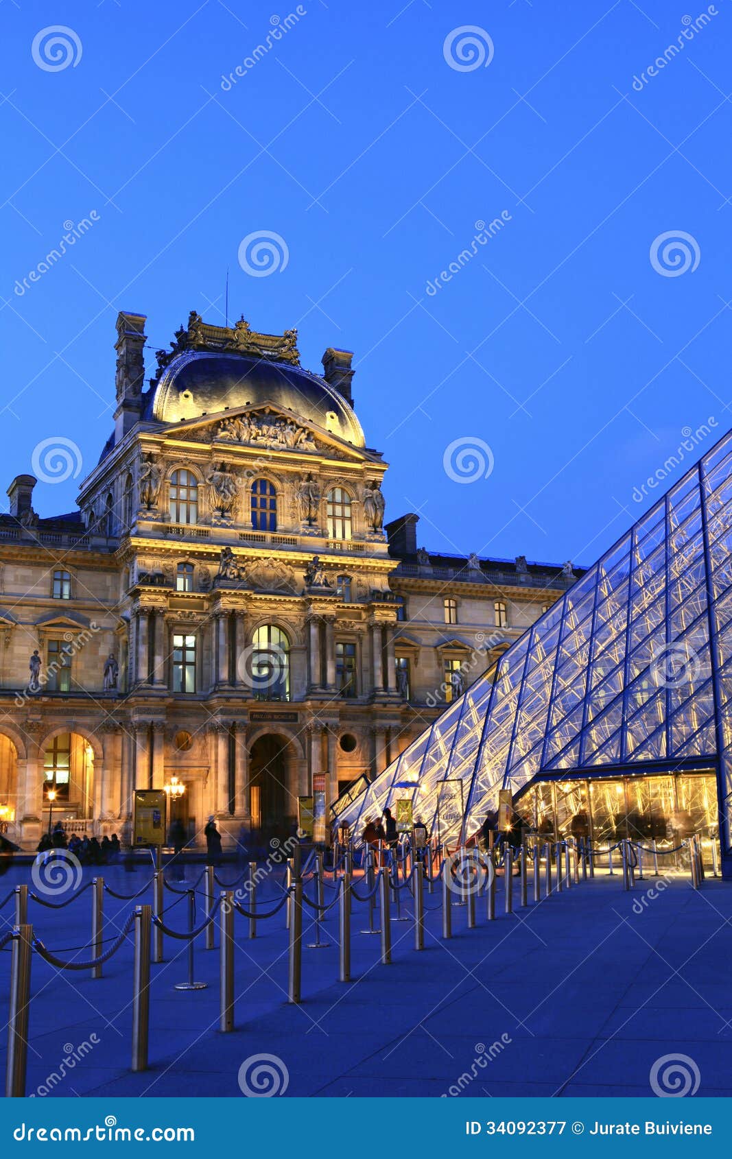 Louvre, Parijs. redactionele fotografie. Image of piramide - 34092377