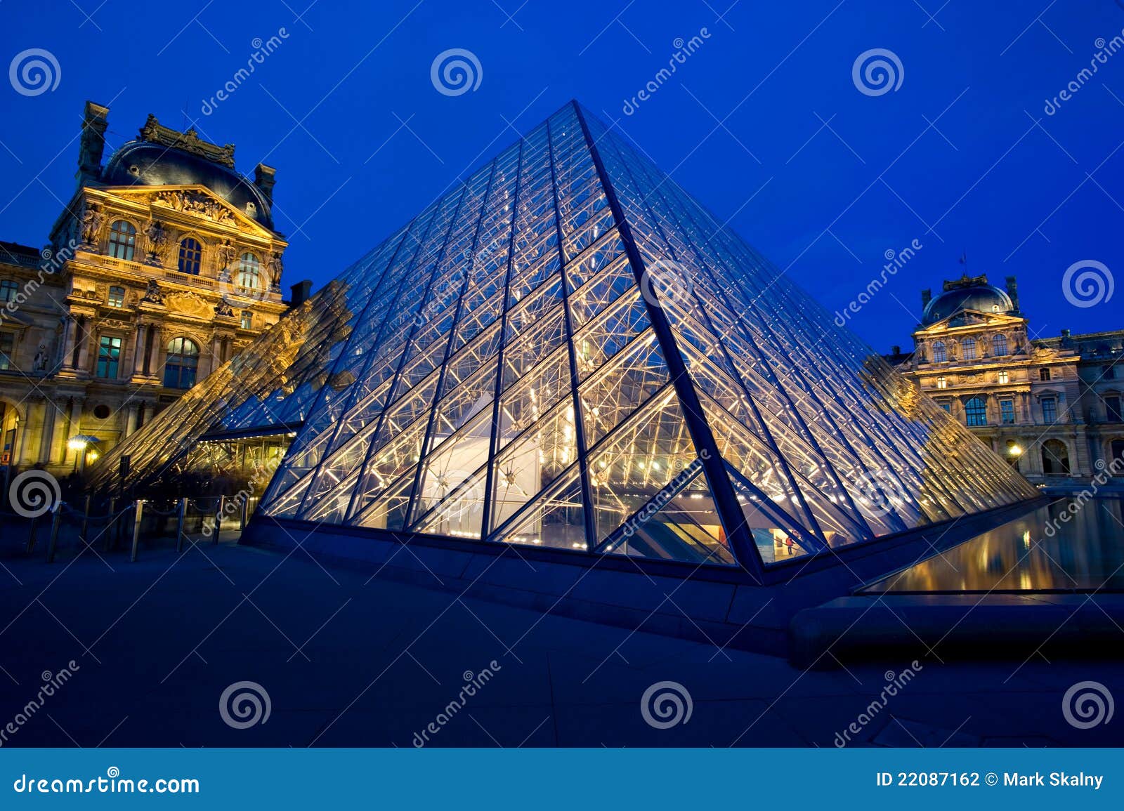 Louvre Pyramid at dusk editorial photography. Image of light - 22087162