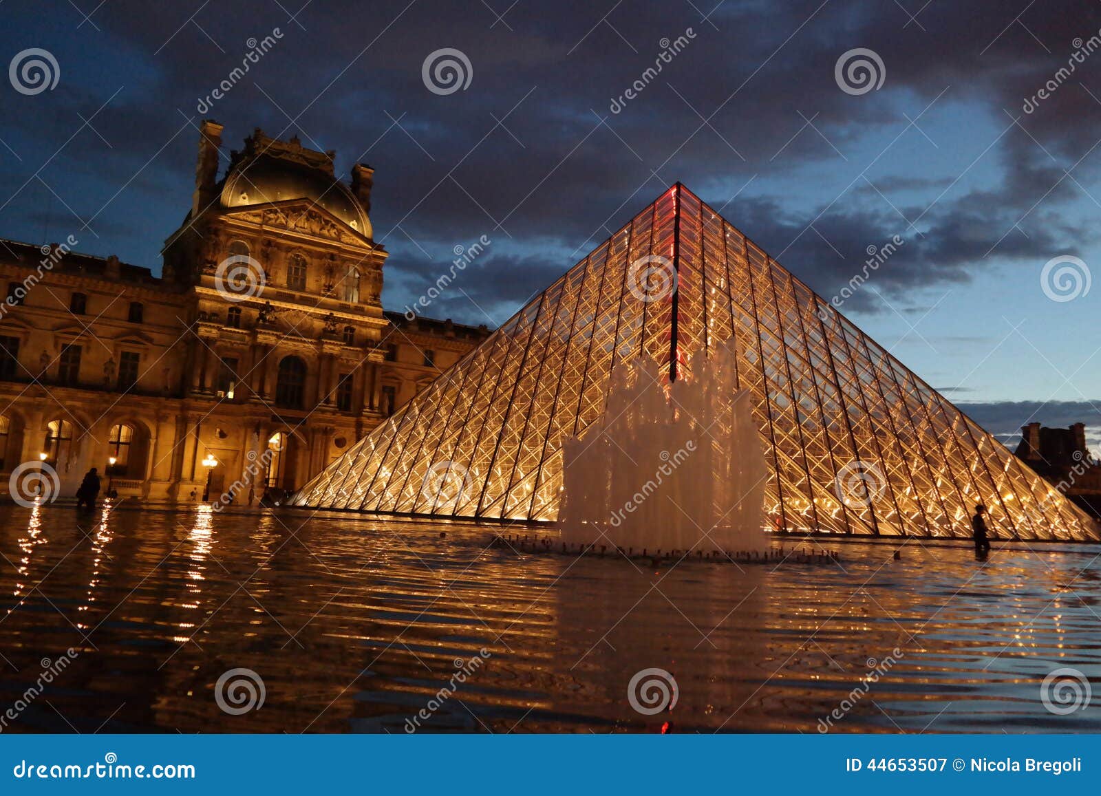 Louvre Pyramid editorial photography. Image of pyramids - 44653507