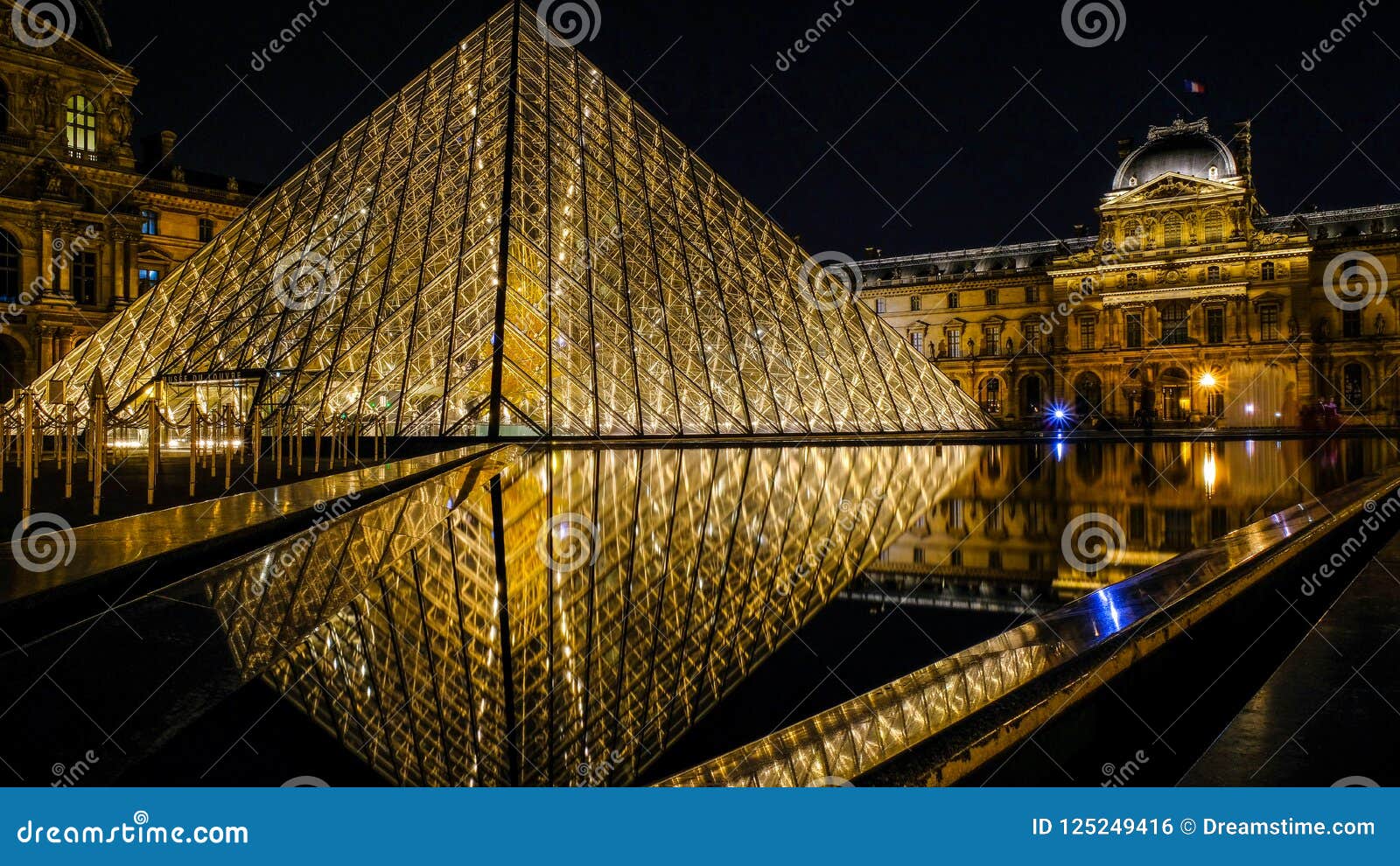 Paris pyramid reflection editorial photo. Image of paris - 125249416
