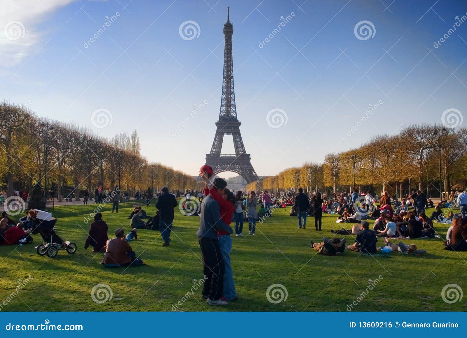 Lovers in Paris editorial photo. Image of eiffel, girl - 13609216