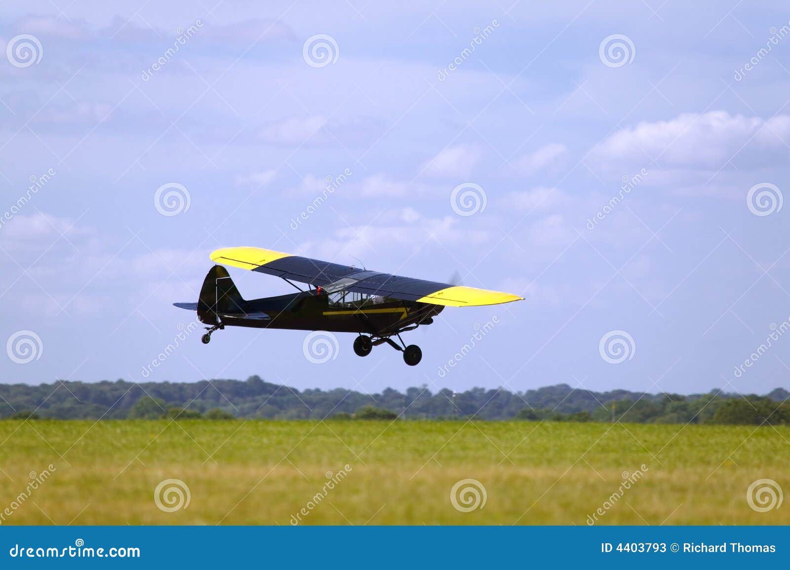 Low flying aircraft stock image. Image of propeller, airport - 4403793