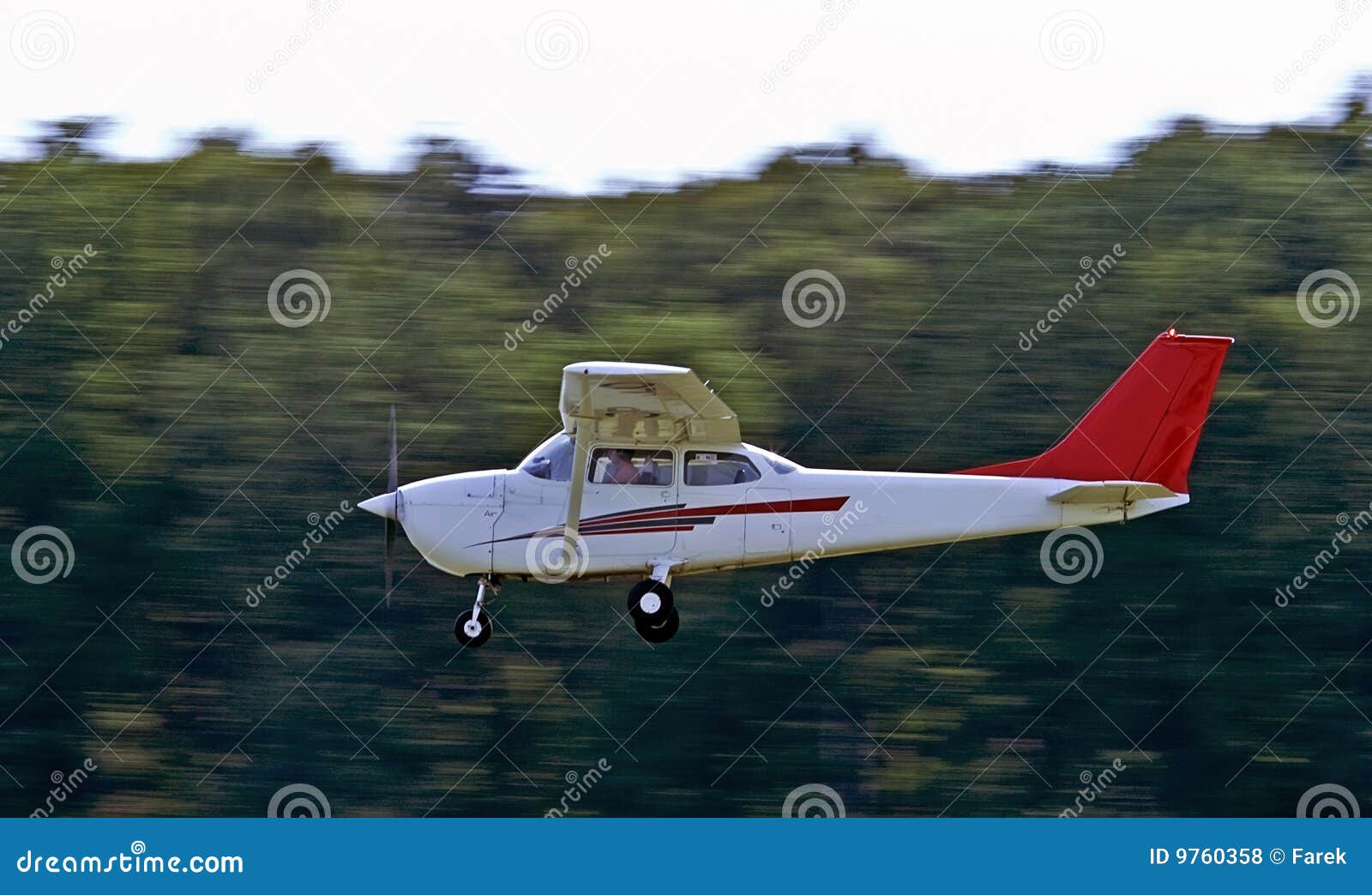 Low flying airplane stock photo. Image of fast, aviation - 9760358