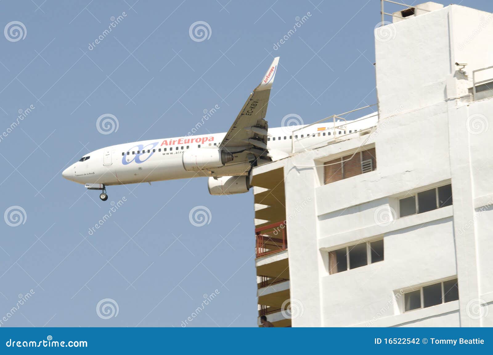 Low Flying Boeing 737 editorial photography. Image of airport - 16522542