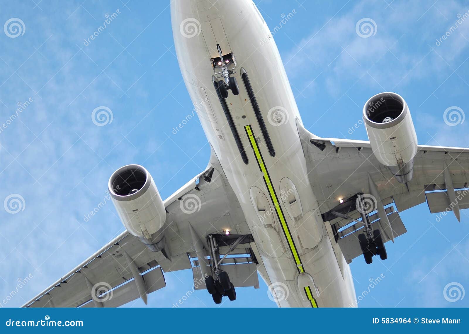Low flying jet stock photo. Image of aeroplanes, airports - 5834964