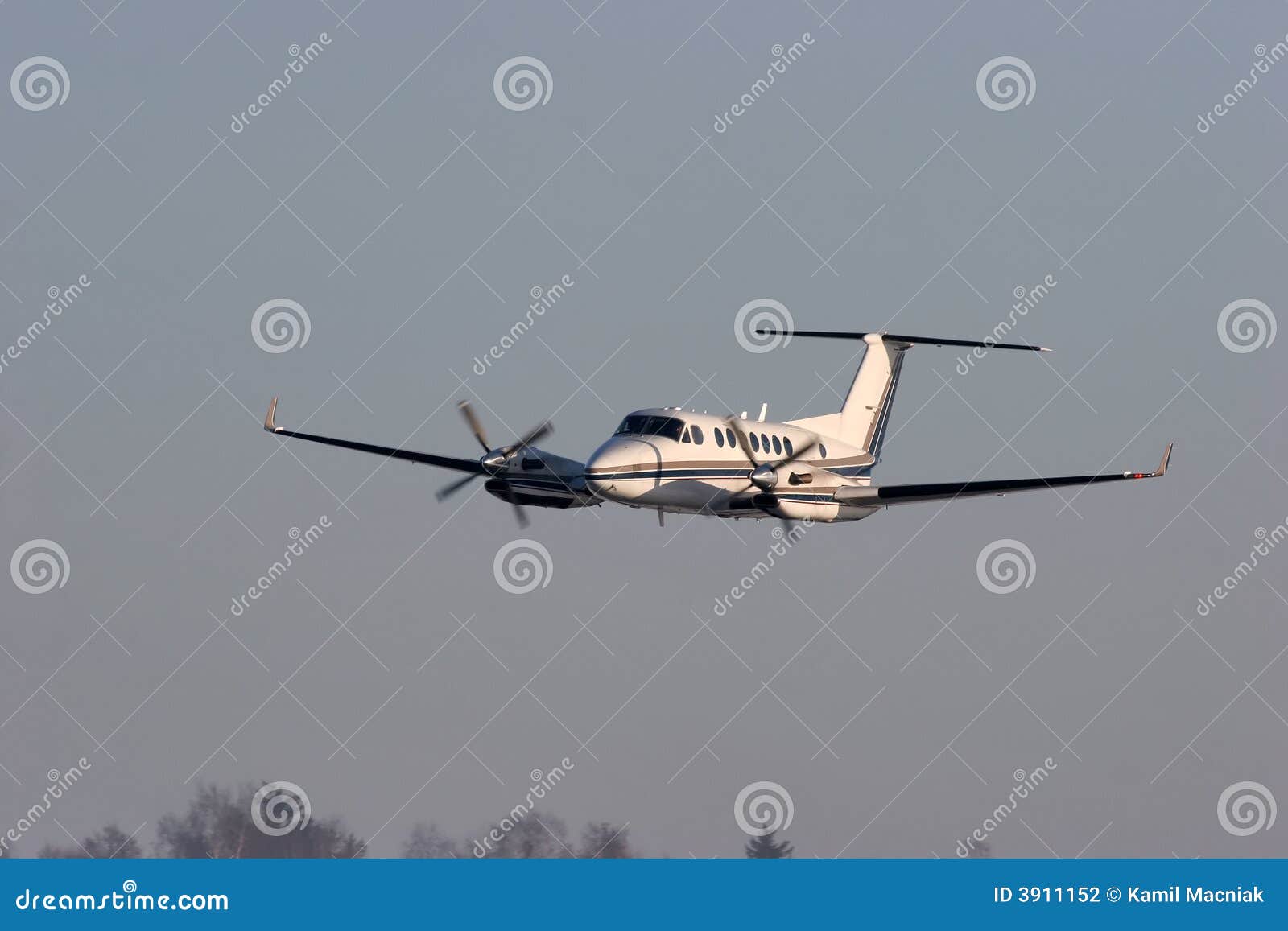 Low pass stock photo. Image of boeing, airliner, aircraft - 3911152