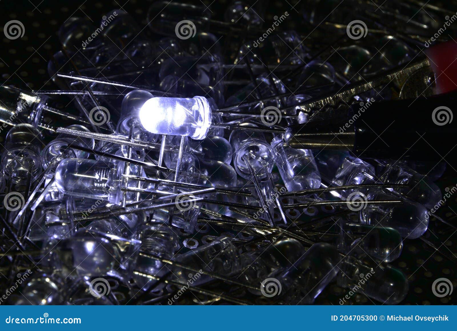Low-power Semiconductor White LEDs in Transparent Plastic Housing ...