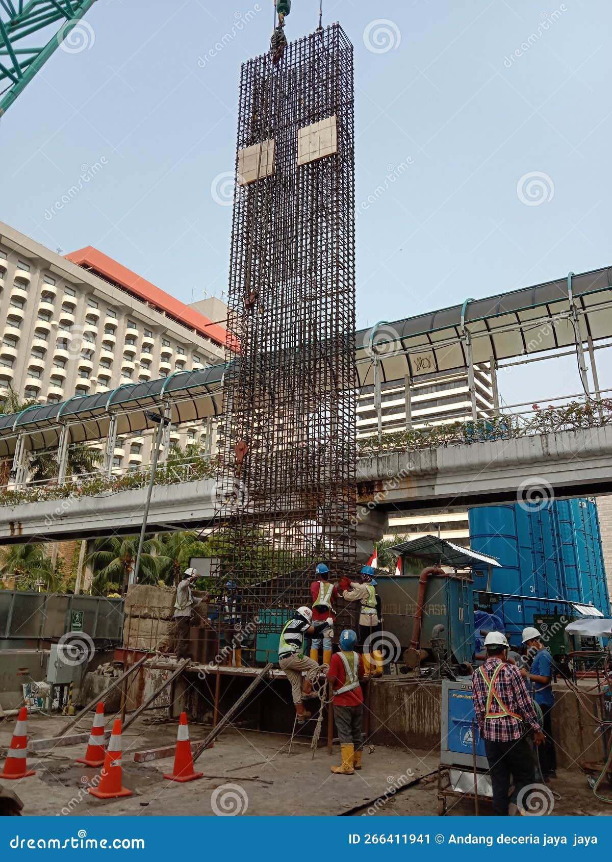 Lowering Rebar Cage for Dwall Editorial Photo - Image of neighbourhood ...