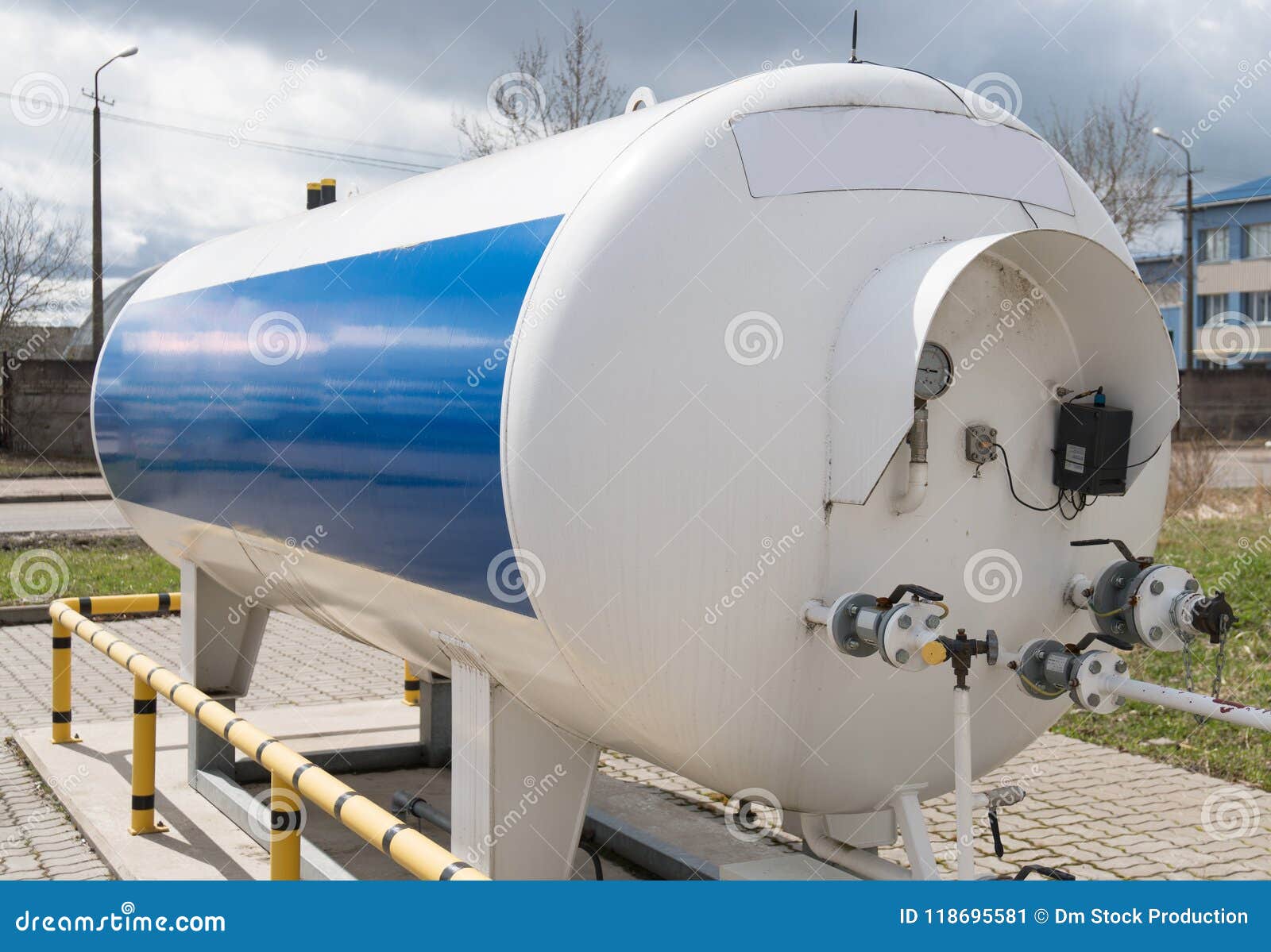 LPG-benzinestation stock afbeelding. Image of benzine - 118695581