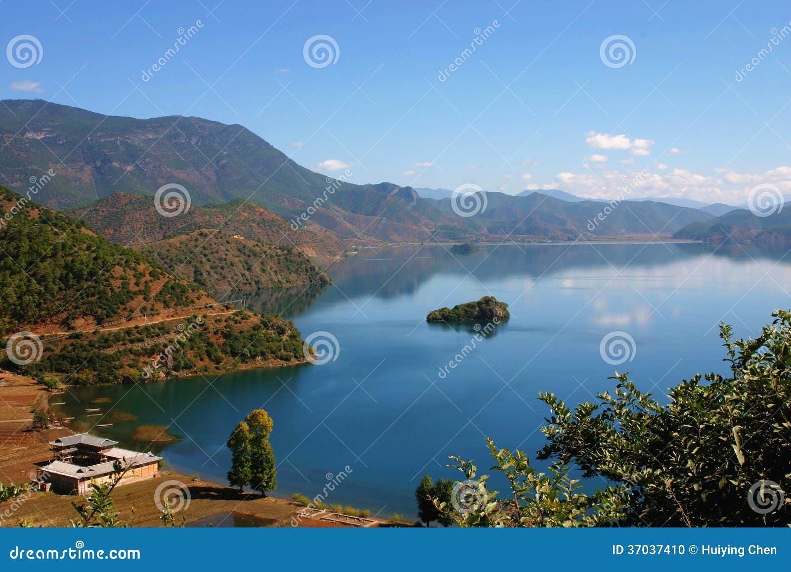Lu GU HU See stockfoto. Bild von frieden, dorf, blau - 37037410