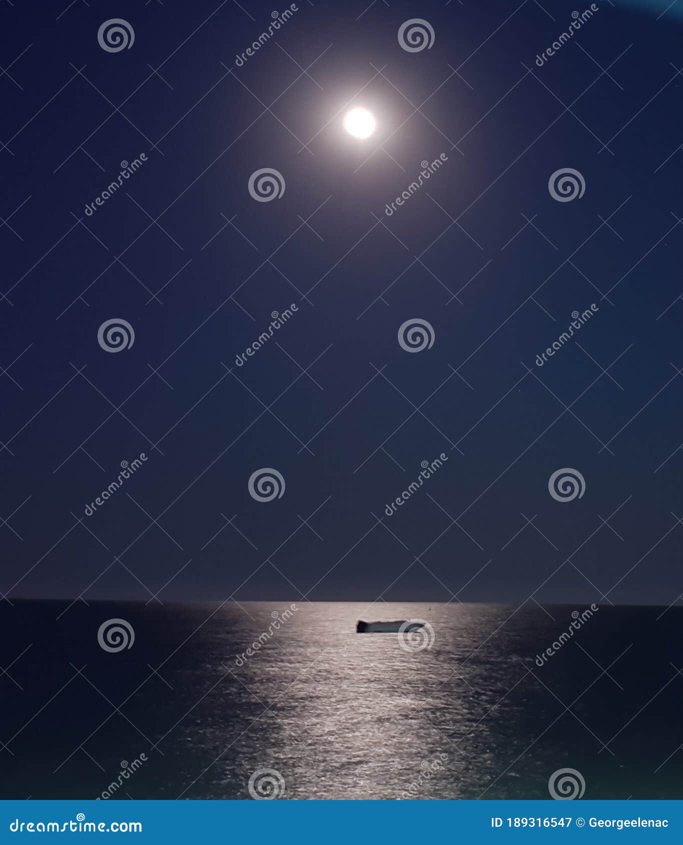 Lua Brilhando No Mar Na Praia De Meneou Em Larnaca Imagem de Stock ...