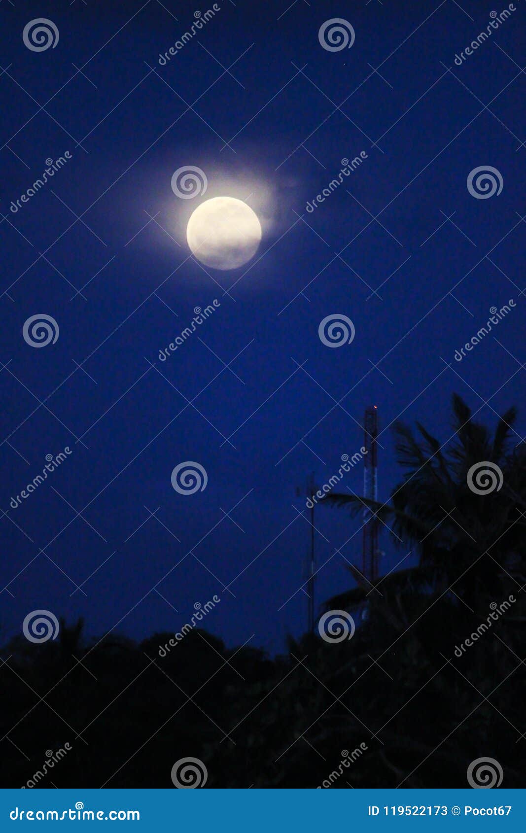 Lua Cheia Bonita Na Ilha De Labuan Imagem de Stock - Imagem de escuro ...