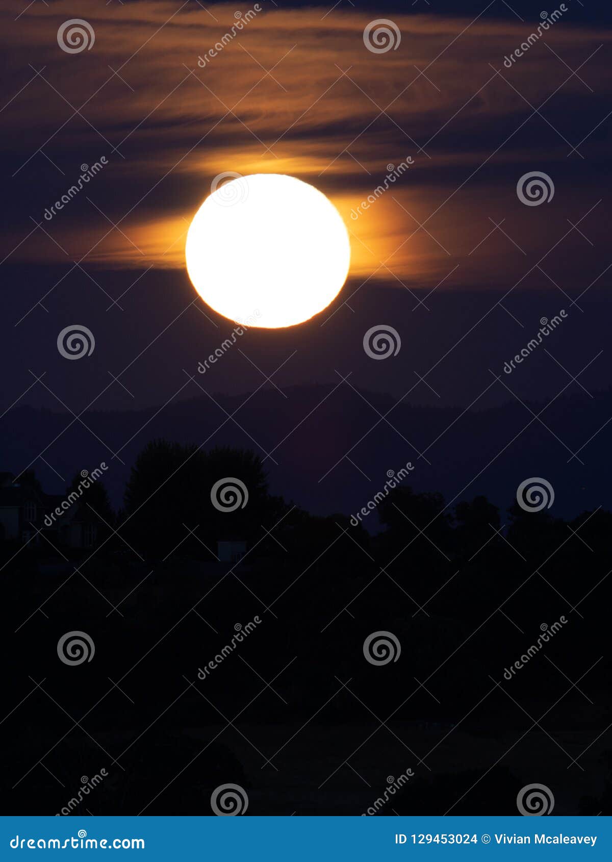 Lua cheia com nuvens finas foto de stock. Imagem de crateras - 129453024