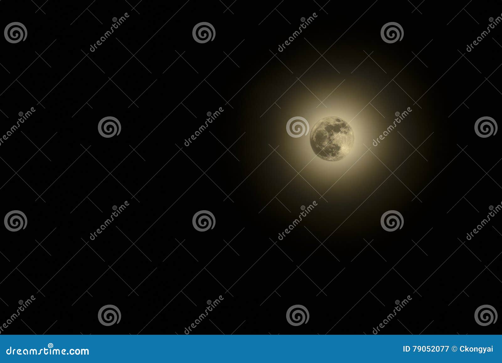 Lua cheia dourada imagem de stock. Imagem de completamente - 79052077