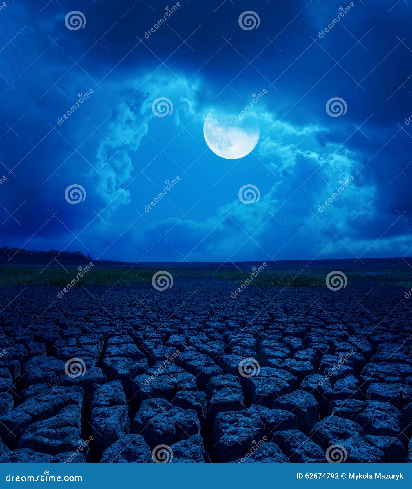 Lua Cheia Nas Nuvens Sobre O Deserto Foto de Stock - Imagem de cena ...