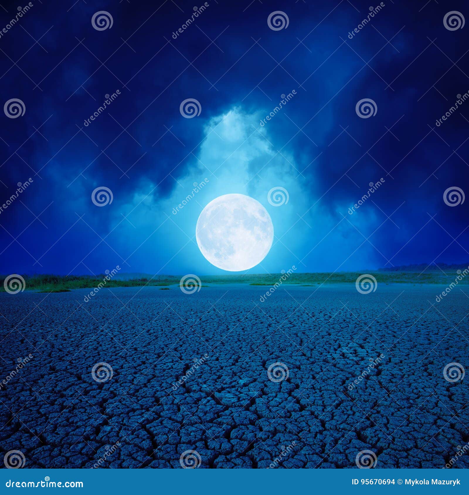 Lua Cheia Nas Nuvens Sobre O Deserto Foto de Stock - Imagem de super ...
