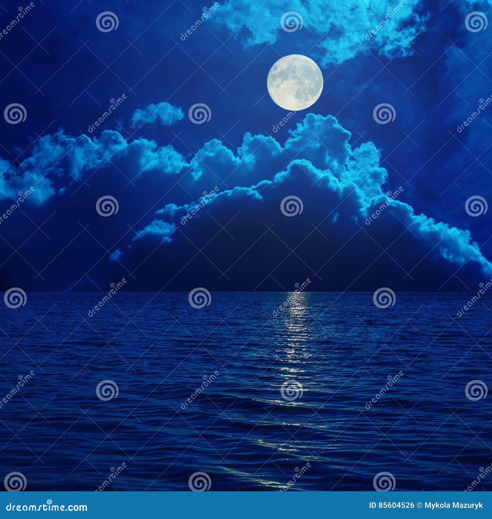 Lua Cheia Nas Nuvens Sobre O Mar Foto de Stock - Imagem de brilho ...