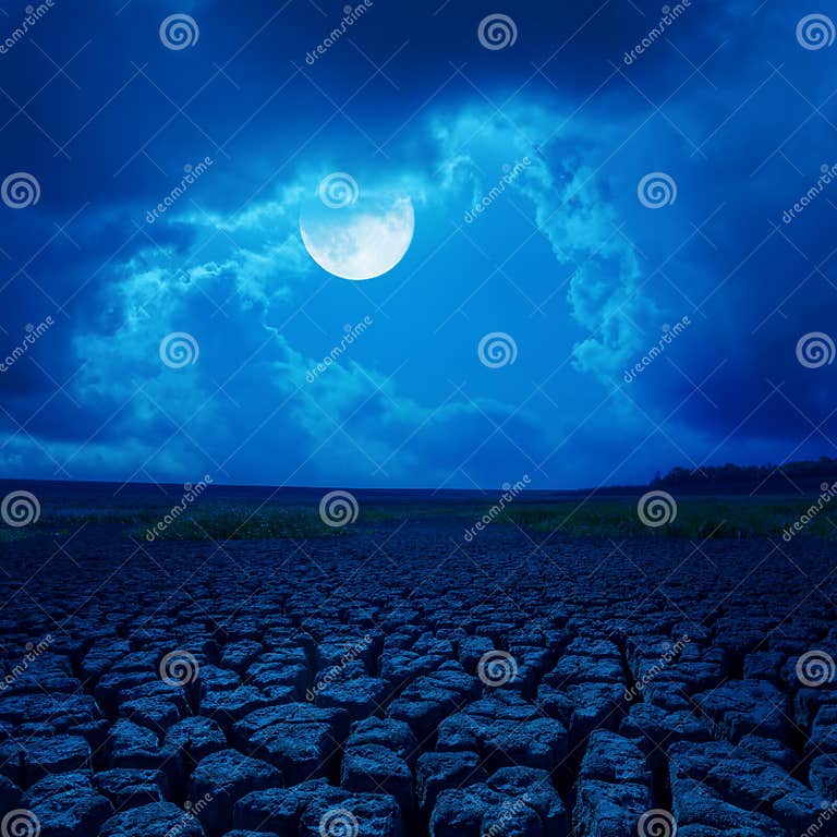 Lua Cheia Nas Nuvens Sobre a Terra Do Deserto Foto de Stock - Imagem de ...