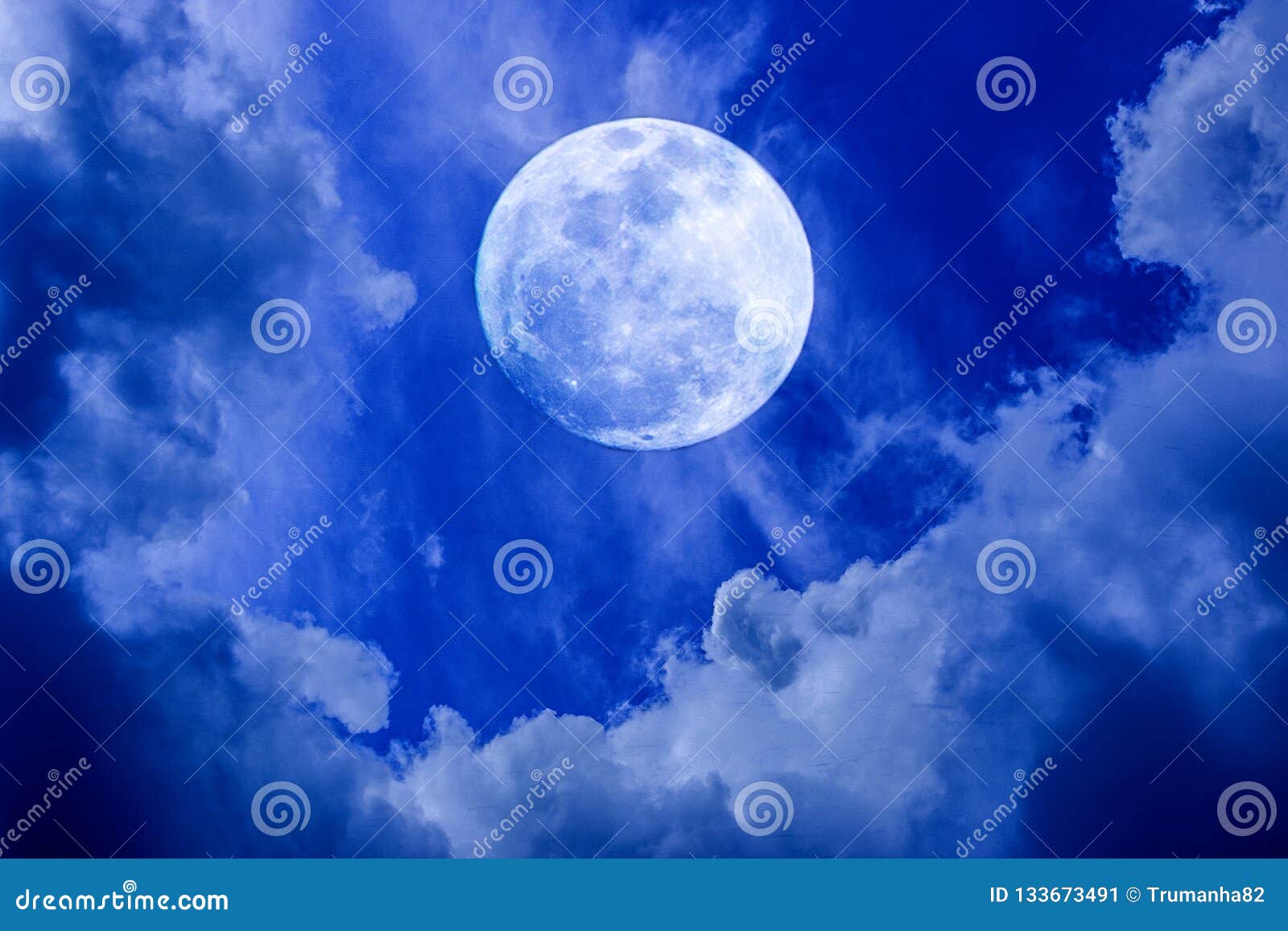 Lua cheia no céu noturno imagem de stock. Imagem de desktop - 133673491