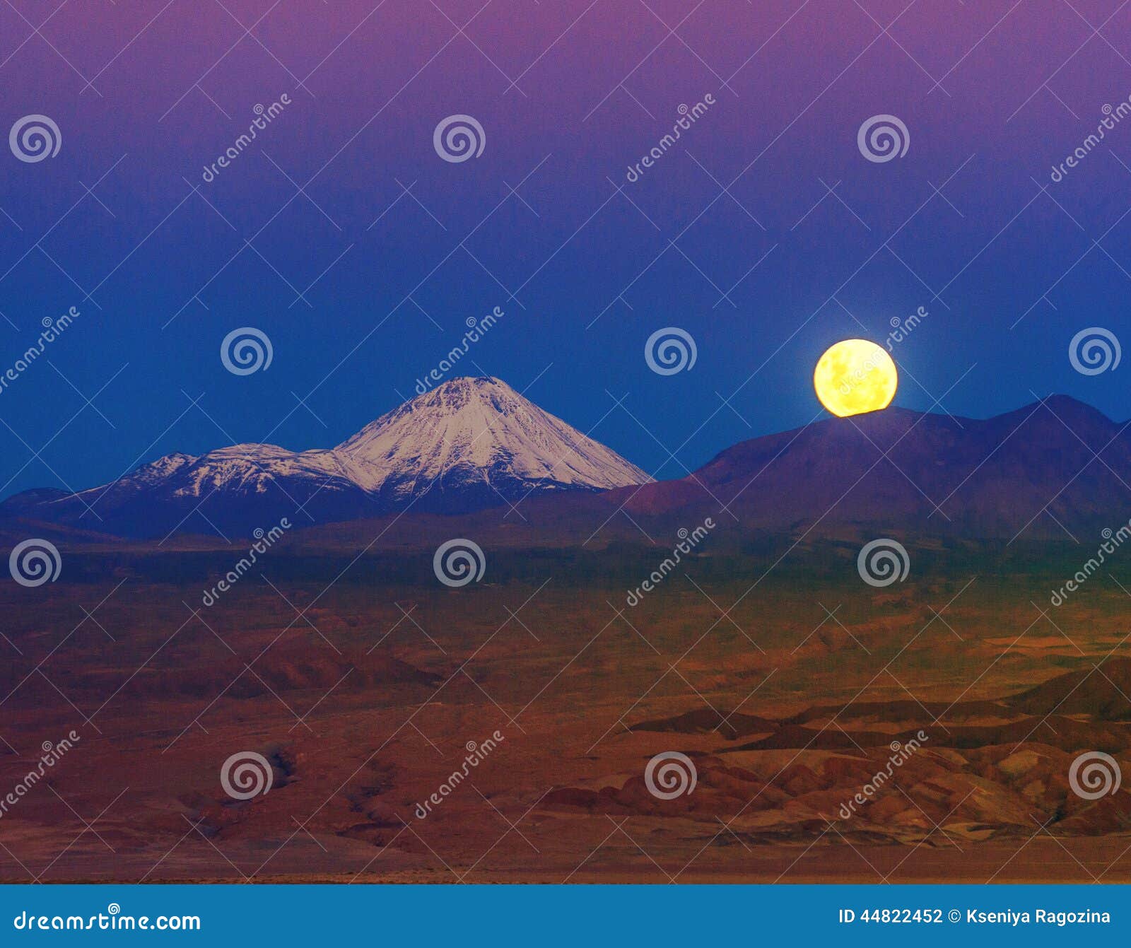 Lua Cheia No Vale Da Lua Atacama Foto de Stock - Imagem de andes ...