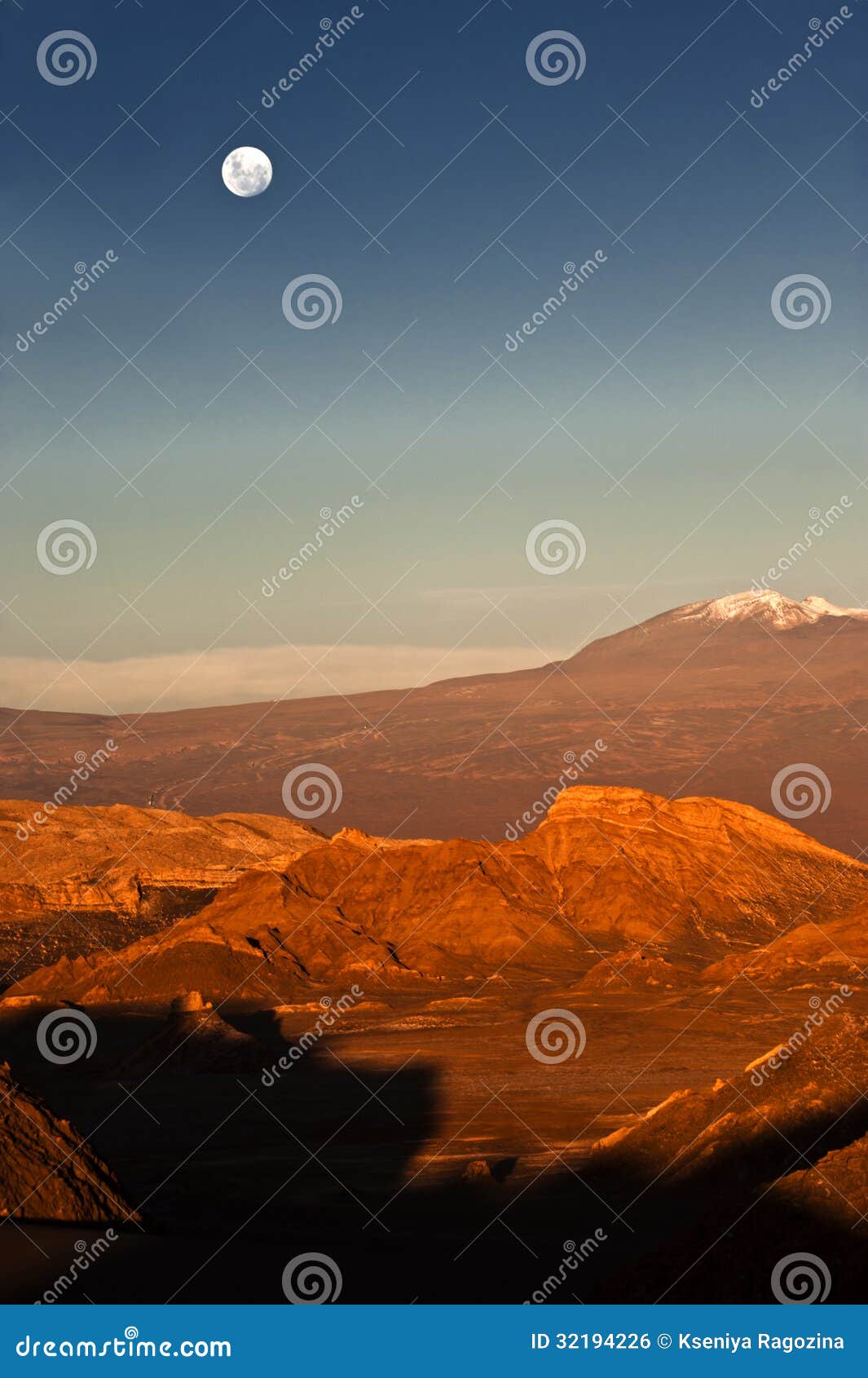 Lua Cheia No Vale Da Lua, Atacama, O Chile Foto de Stock - Imagem de ...