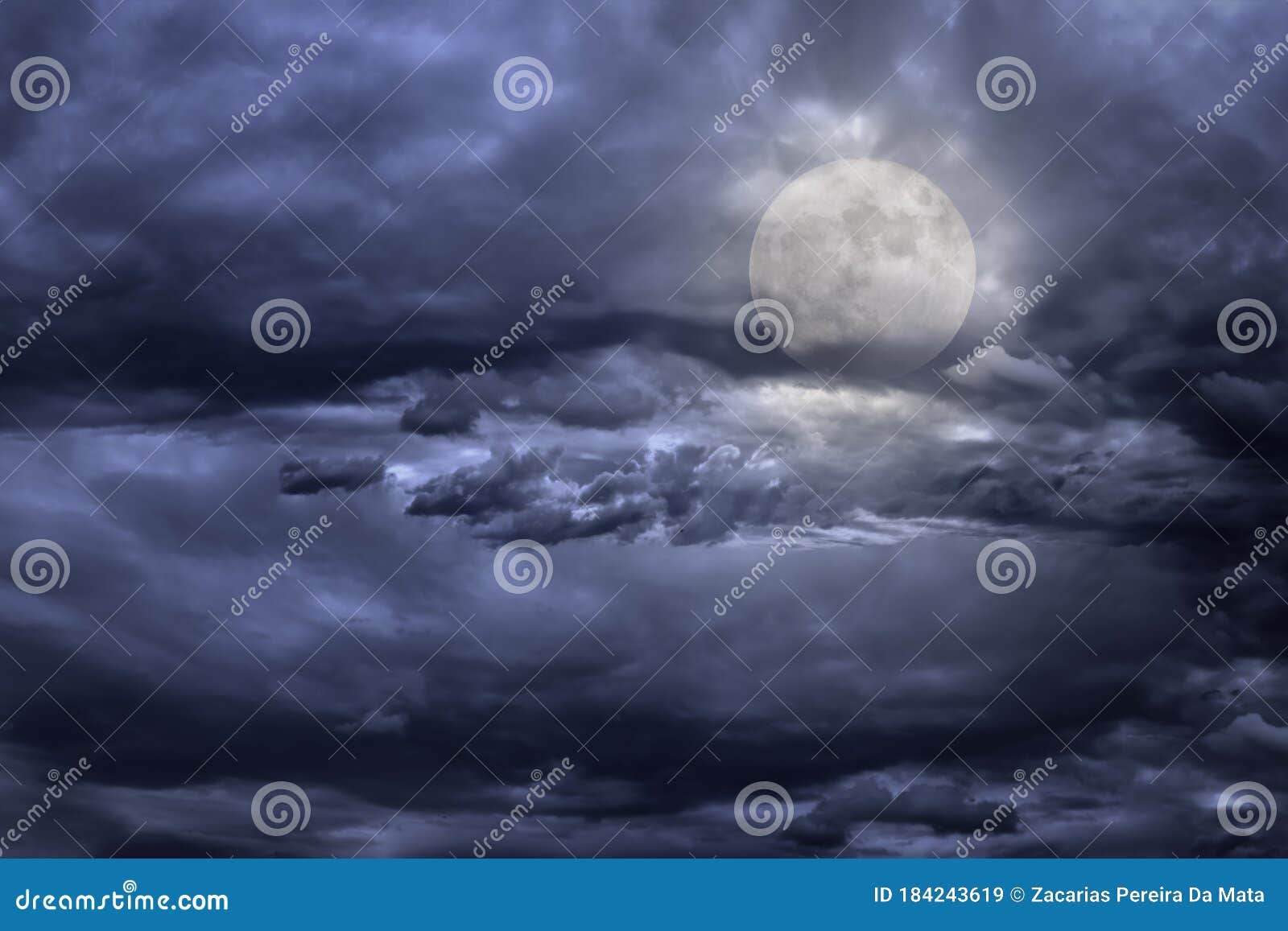 Lua Cheia Numa Noite Nublada Imagem de Stock - Imagem de escuro ...