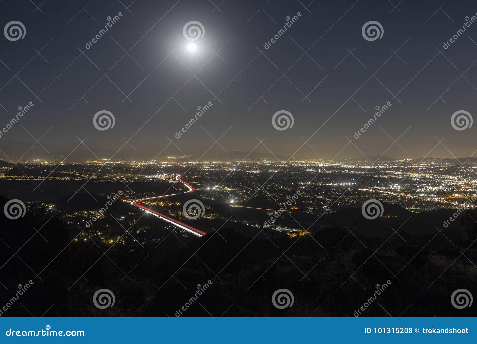 Lua Cheia Sobre Los Angeles Foto de Stock - Imagem de vale, autoestrada: 101315208
