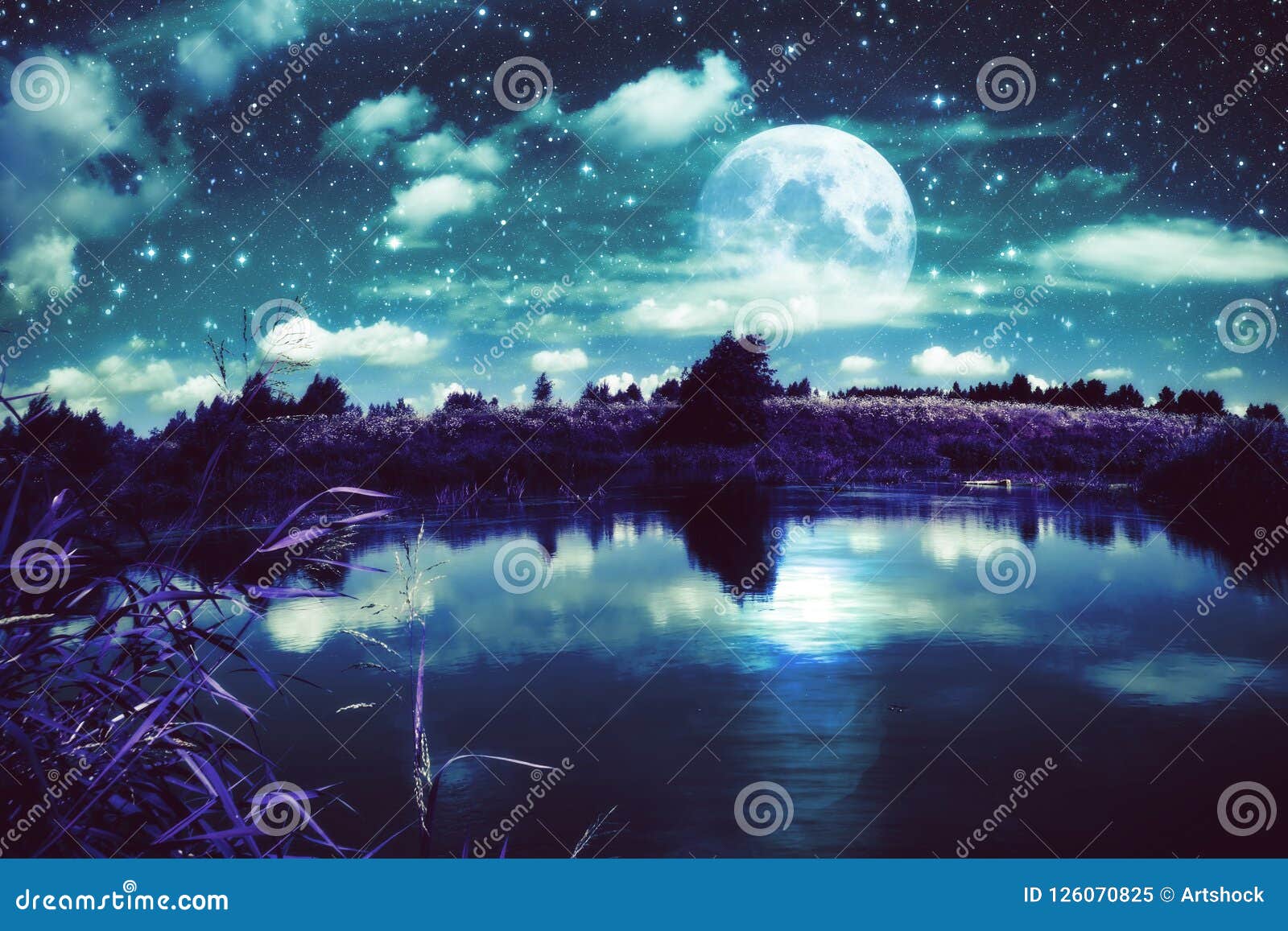 Lua cheia sobre o rio imagem de stock. Imagem de céu - 126070825