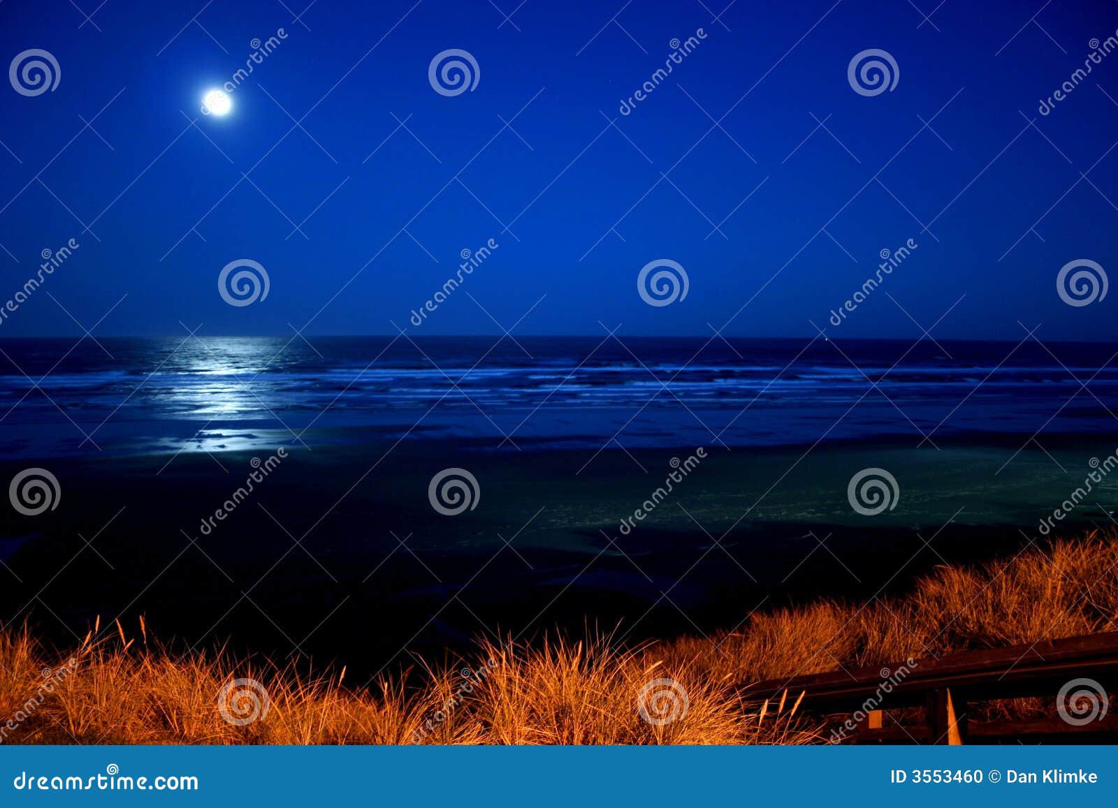 Lua Cheia Sobre a Praia De Newport Foto de Stock - Imagem de fulgor ...