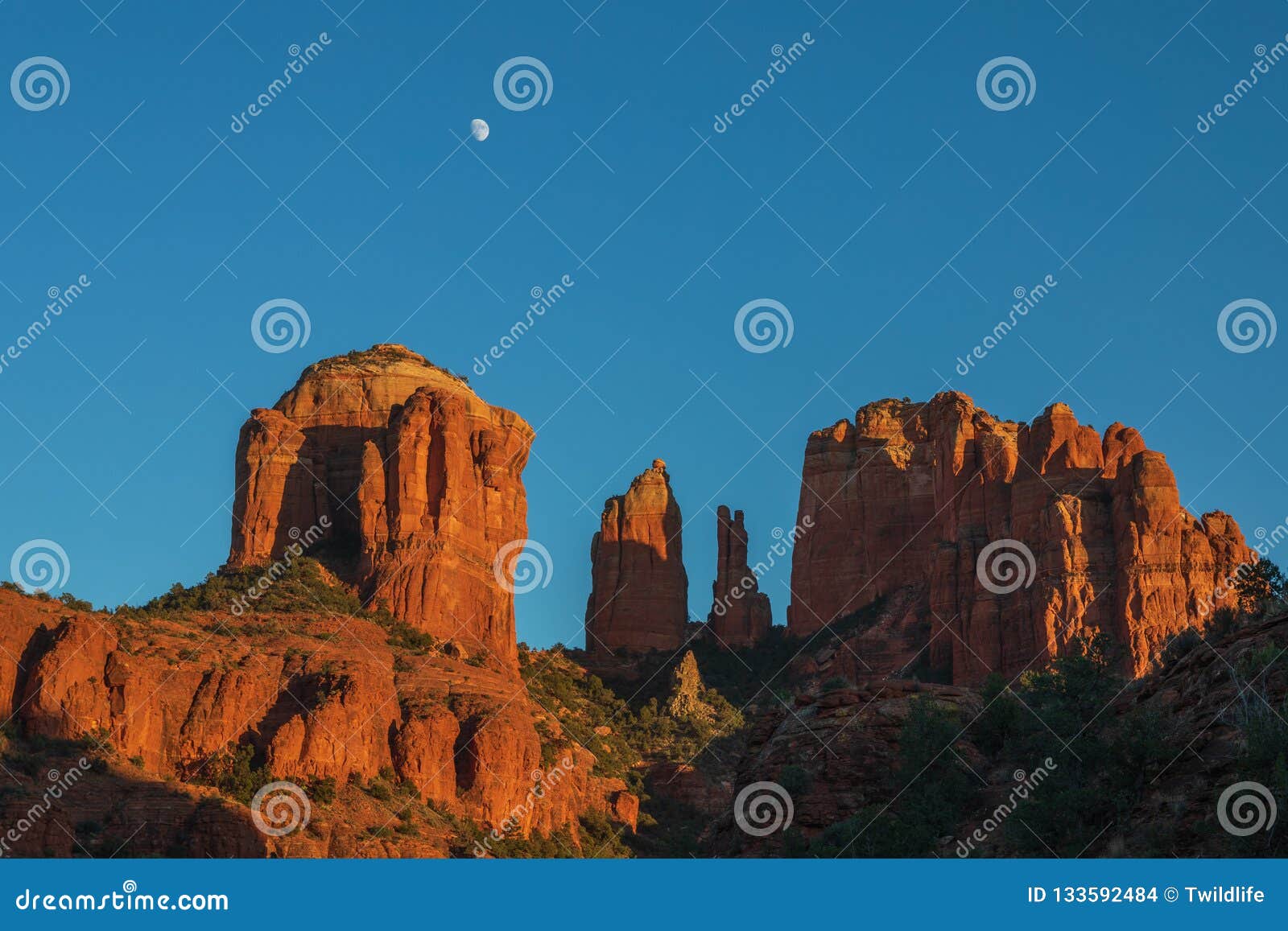 Lua Cheia Sobre a Rocha Da Catedral Foto de Stock - Imagem de rocha ...