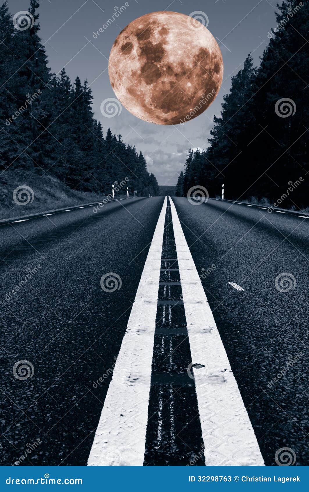 Lua Cheia Vermelha Gigante E Estrada Só Imagem de Stock - Imagem de ...