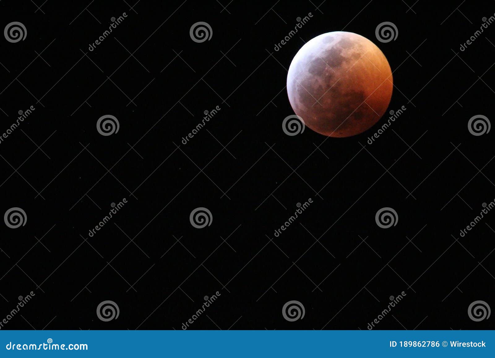 Lua De Laranja Redonda Isolada No Fundo Negro Foto de Stock - Imagem de ...