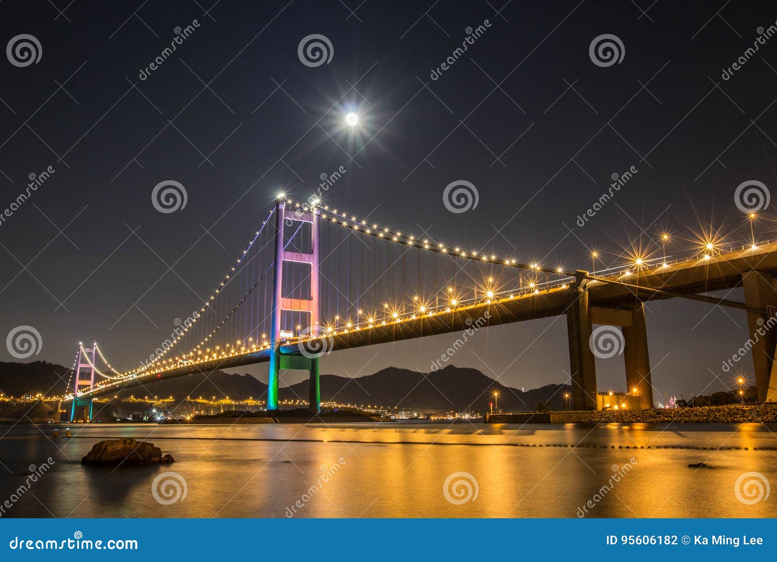 A lua de Tsing Ma foto de stock. Imagem de luzes, noite - 95606182