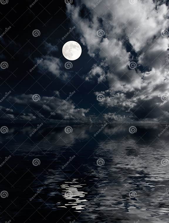Lua E Nuvens Acima Do Mar Na Noite Foto de Stock - Imagem de luar ...