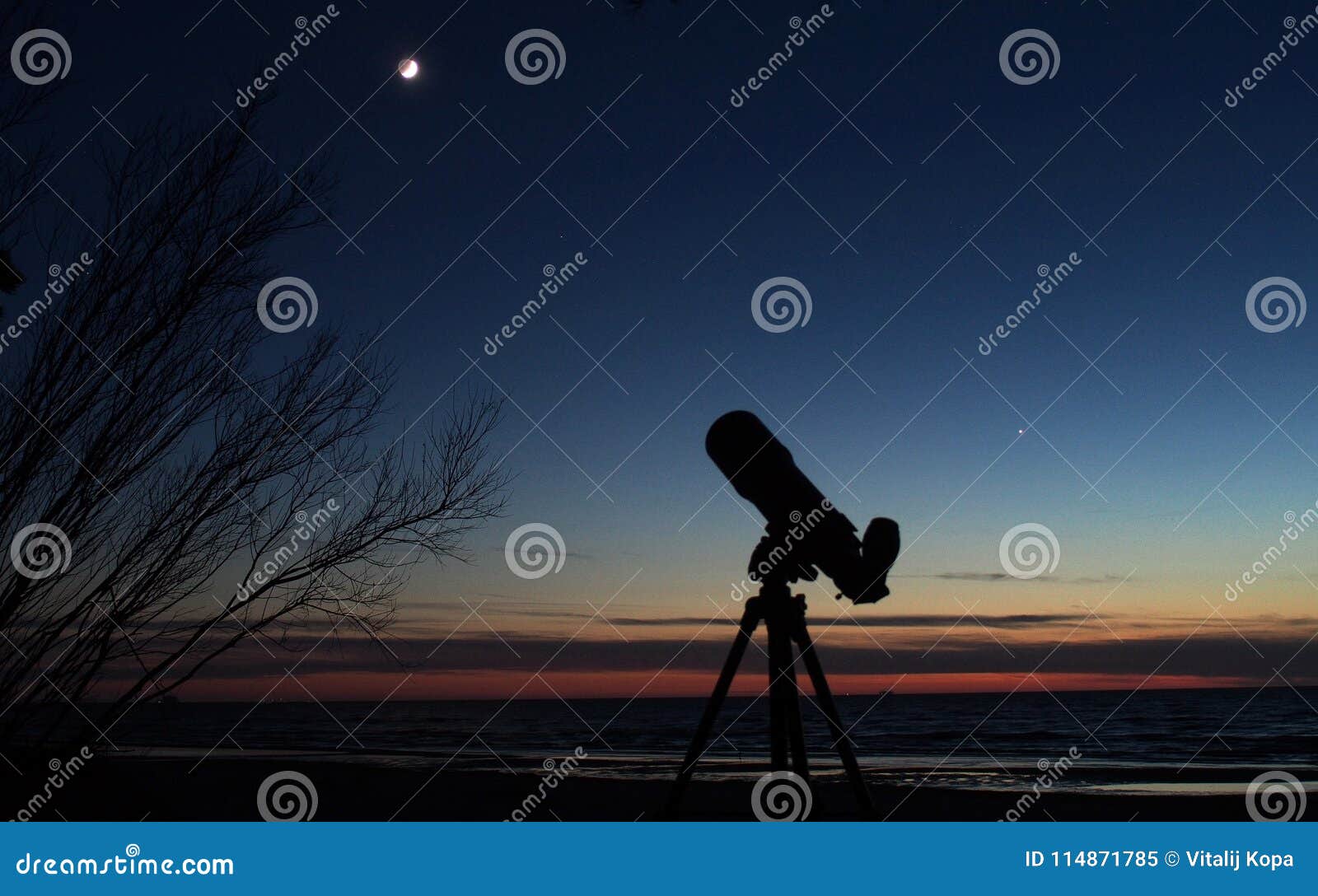 Lua E Vênus Observando Após O Por Do Sol Imagem de Stock - Imagem de ...