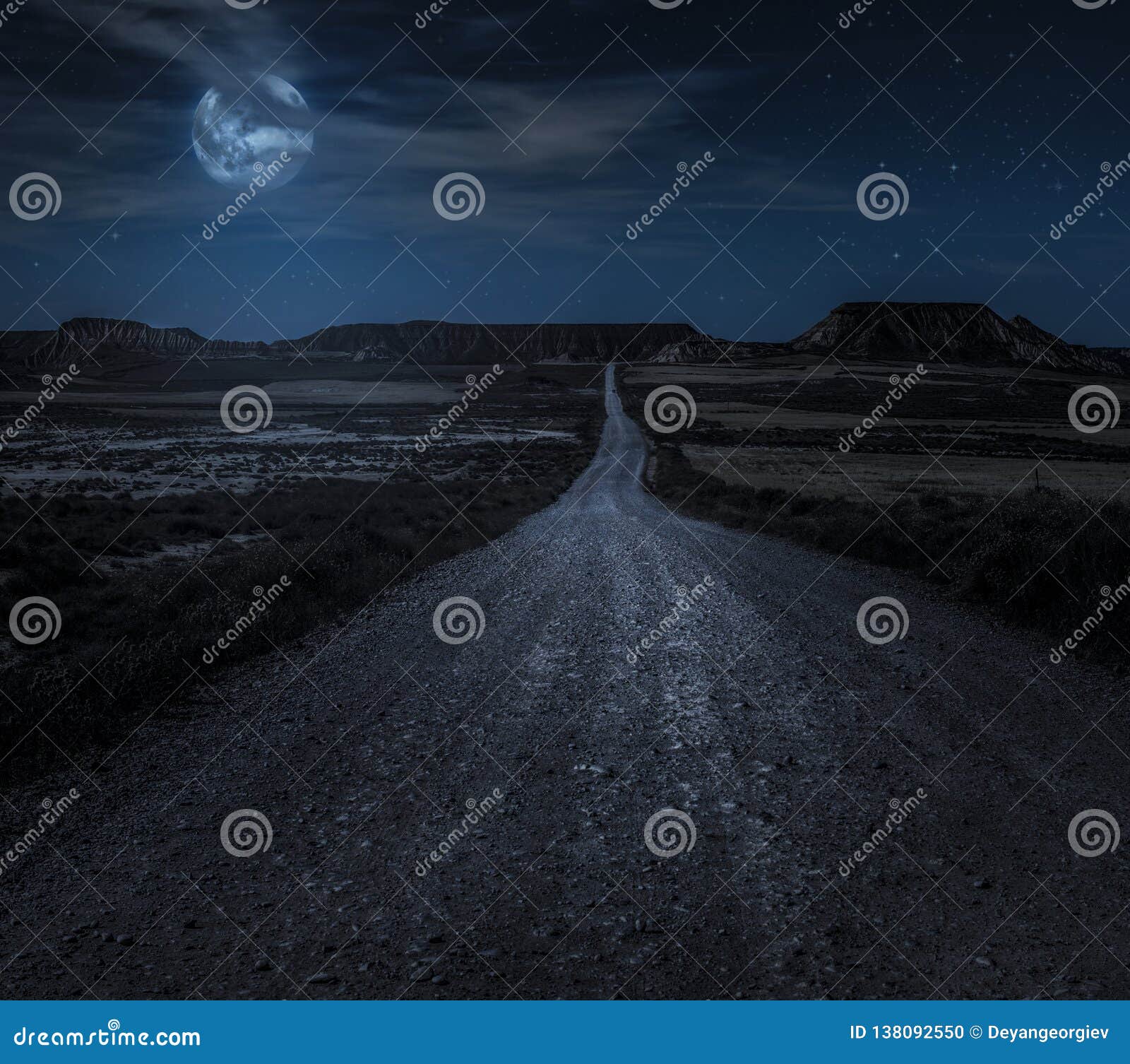 Lua, Estrelas E Nuvens à Noite Estrada Oeste Selvagem Iluminada a ...