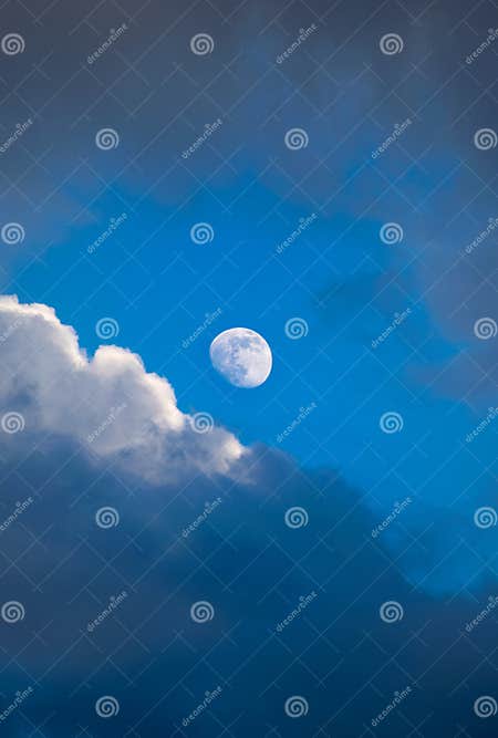 Lua nascendo de nuvens imagem de stock. Imagem de onda - 222242431