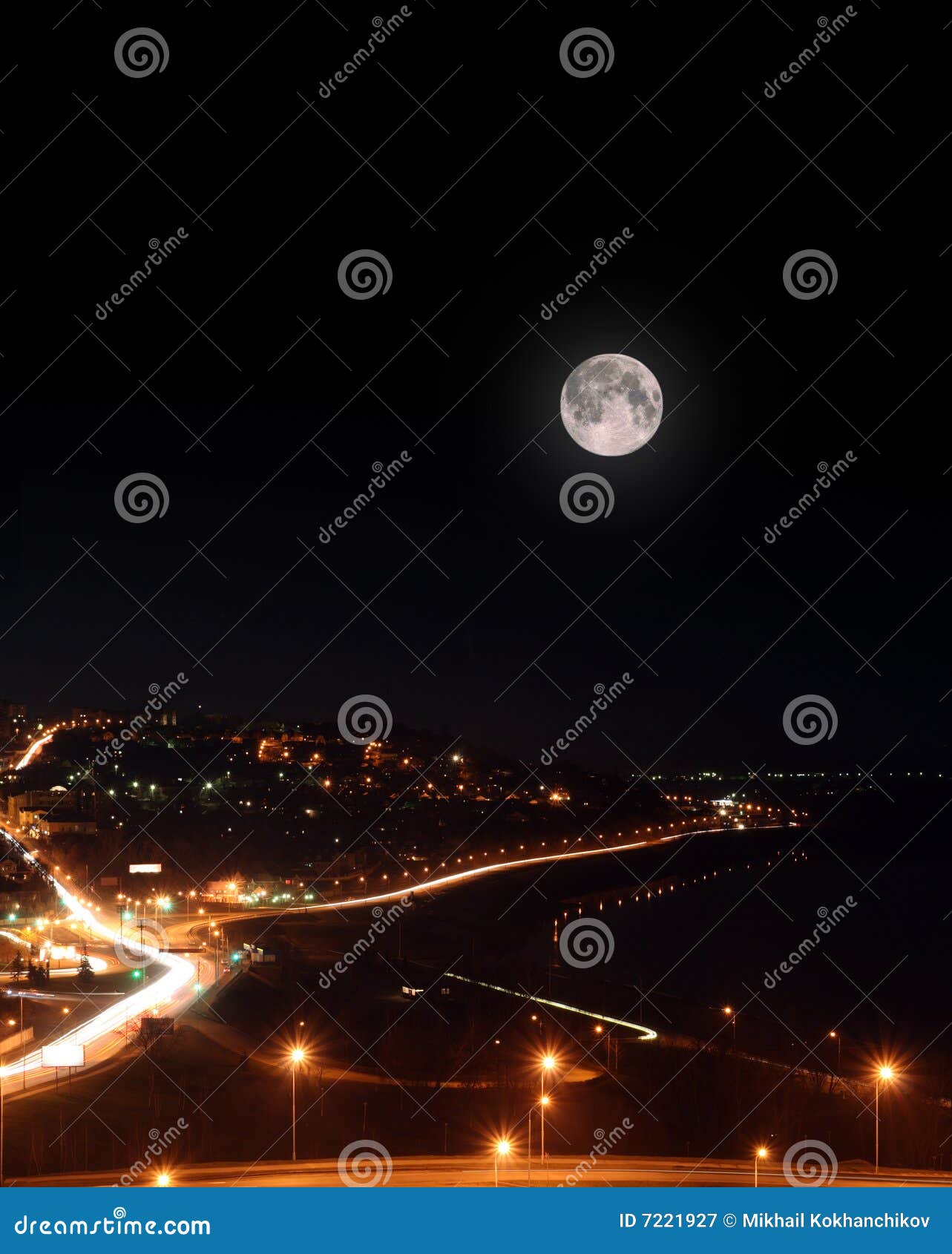 Lua Sobre Estradas E Terraplenagem Da Noite Imagem de Stock - Imagem de ...