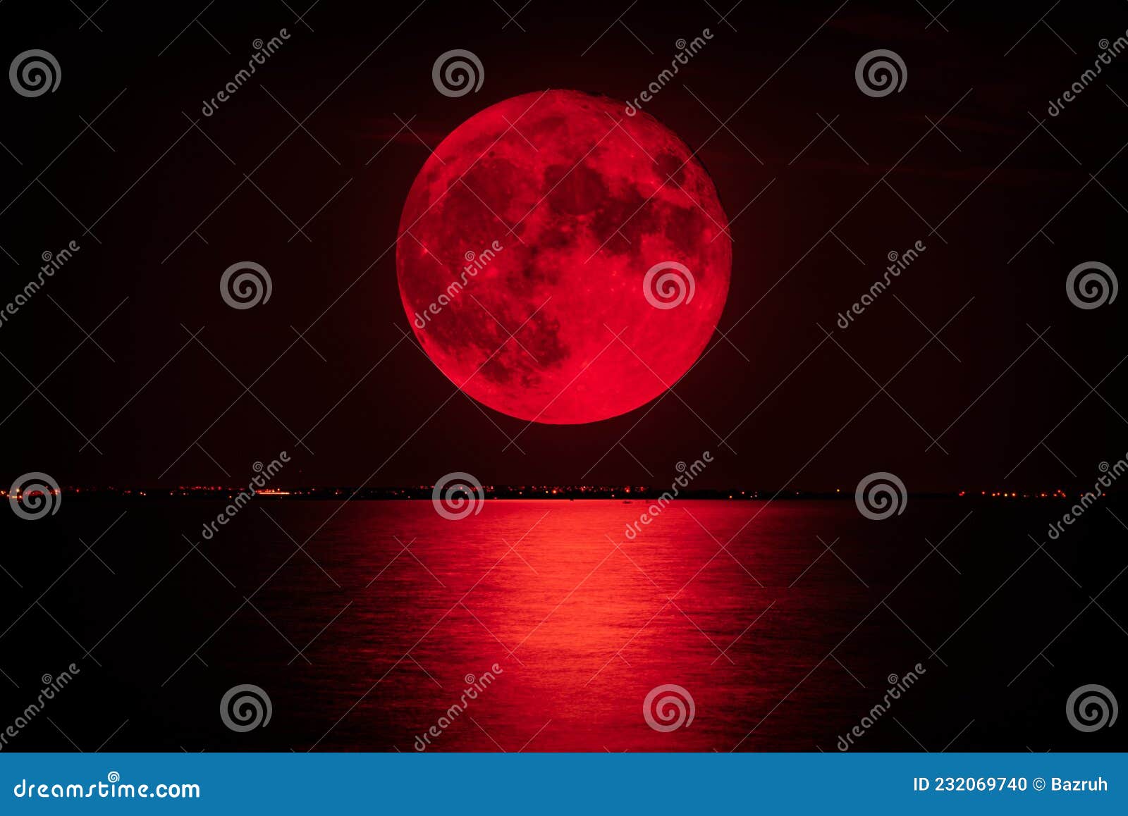 Lua Vermelha Cheia Sobre O Mar Foto de Stock - Imagem de escuro, céu ...