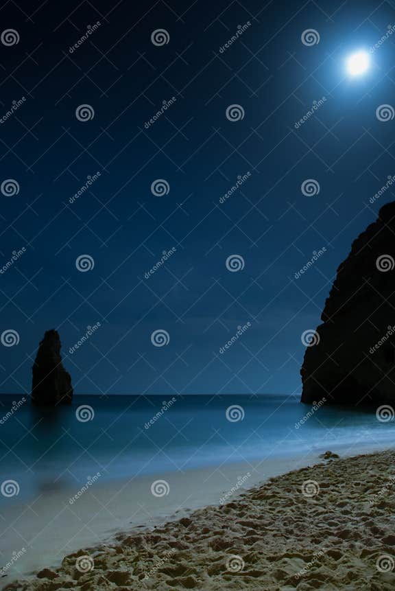 Luar na praia com lua foto de stock. Imagem de luar, estrelas - 59489388
