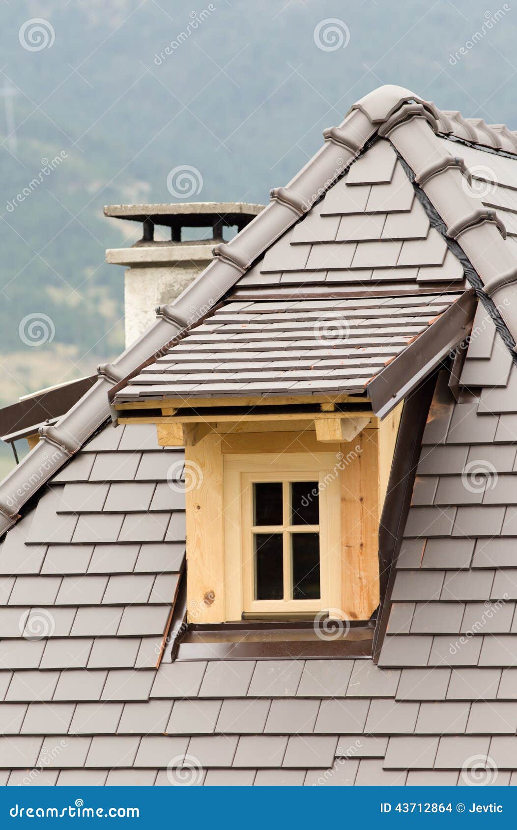 Lucarne sur le toit photo stock. Image du culture, résidentiel - 43712864