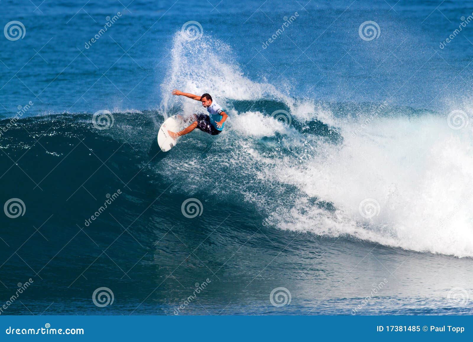 Lucas Munro Que Practica Surf En Los Amos De La Tubería Imagen ...