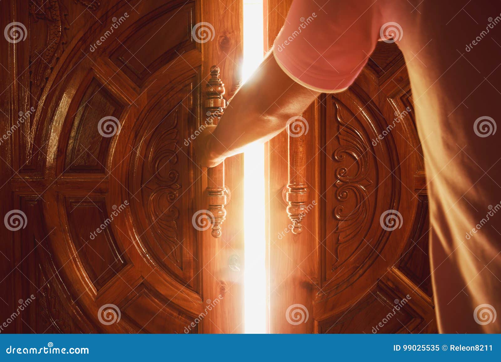 Luce della porta aperta immagine stock. Immagine di porta - 99025535