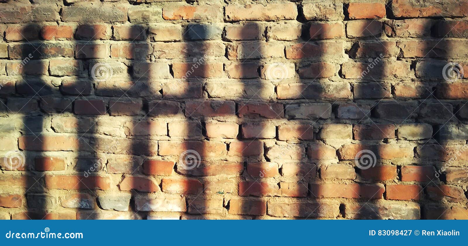 Luce ed ombra sulla parete immagine stock. Immagine di ombra - 83098427