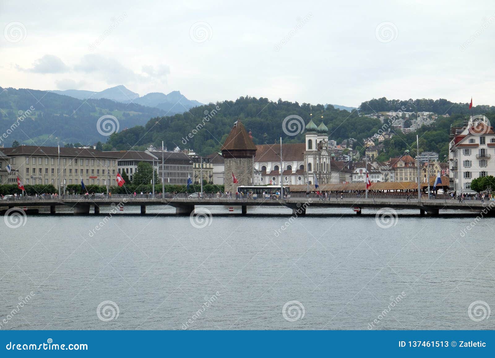 Lucerna En El Lago Lucerne, Suiza Imagen de archivo - Imagen de ...